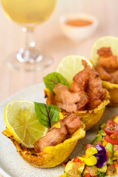 Canastilla de patacones con chicharrón